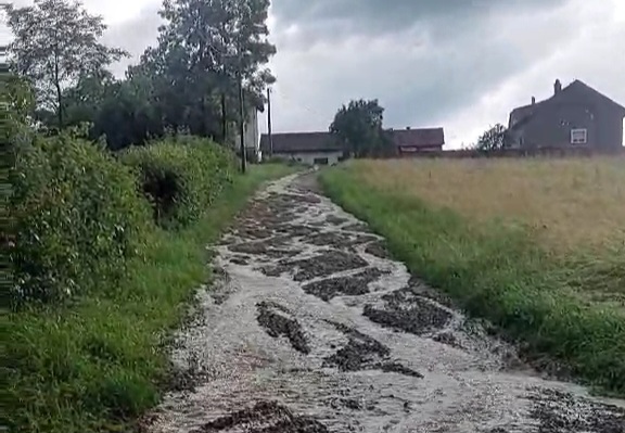 Info Bijeljina - Bijeljina: Jako nevrijeme u Dragaljevcu, padao i grad ... Info Bijeljina - Bijeljina: Jako nevrijeme u Dragaljevcu, padao i grad ...